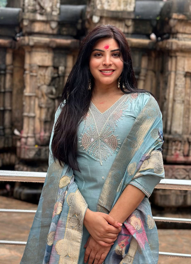 కామాఖ్య ఆలయంలో 'బిగ్‌బాస్' ప్రియాంక సింగ్ (ఫొటోలు) | 'Bigg Boss' Priyanka Singh at Kamakhya ...